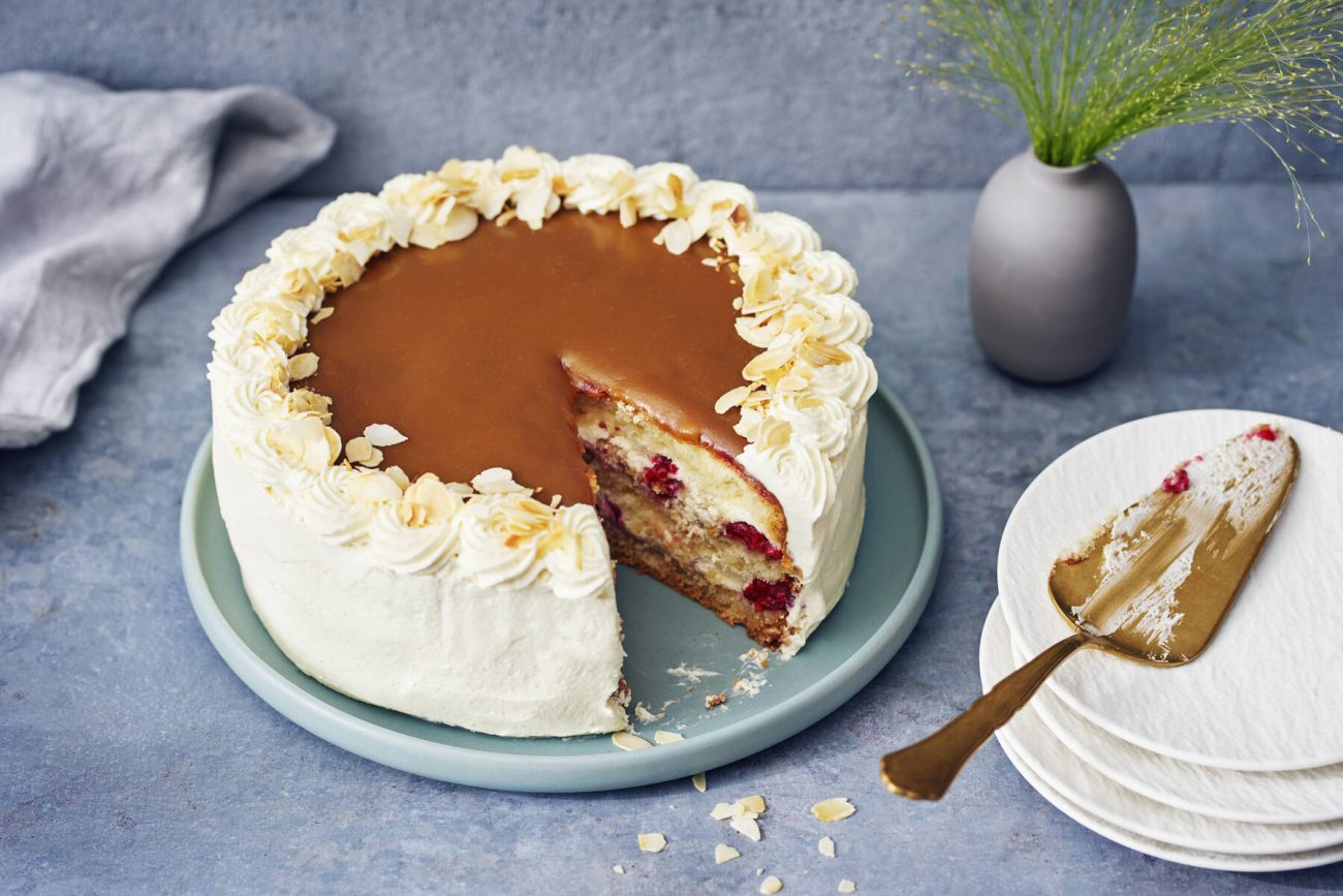 Puolukka-kinuskikakku - Valio